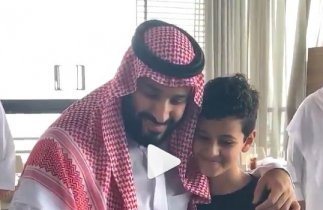 سيلفي مع طفل في جدة والمصور الأمير محمد بن سلمان الرأي العام